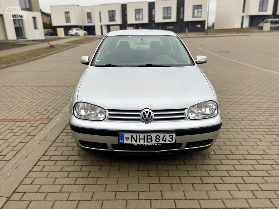 Grey Volkswagen Golf 2002 in Vilnius, with an engine capacity of 1.40 L and mileage of 293 thousand km for 950 €, photo 2 on AUTOMOTO.COM.LV