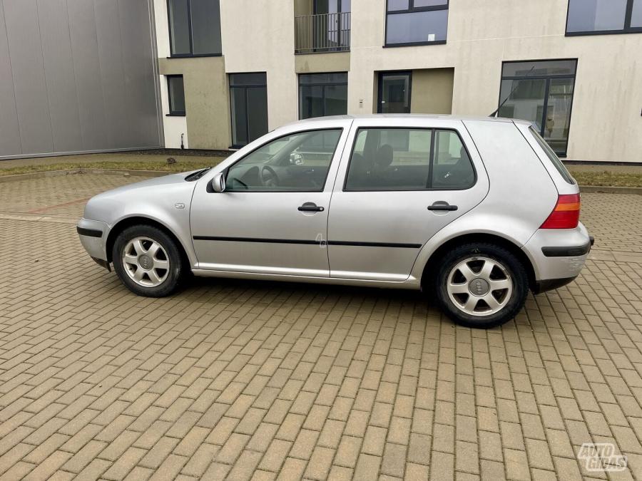 Grey Volkswagen Golf 2002 in Vilnius, with an engine capacity of 1.40 L and mileage of 293 thousand km for 950 €, photo 10 on AUTOMOTO.COM.LV