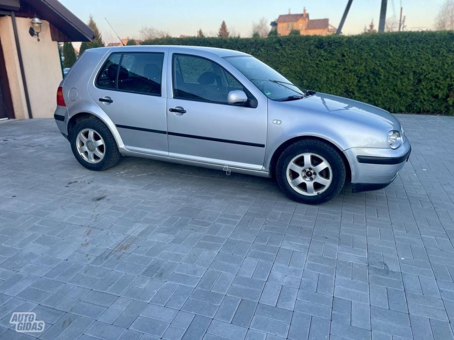Pelēks Volkswagen Golf 2002 Viļņa, ar dzinēja tilpumu 1.40 L un nobraukumu 293 tūkst. km par 899 €, foto 5 vietnē AUTOMOTO.COM.LV