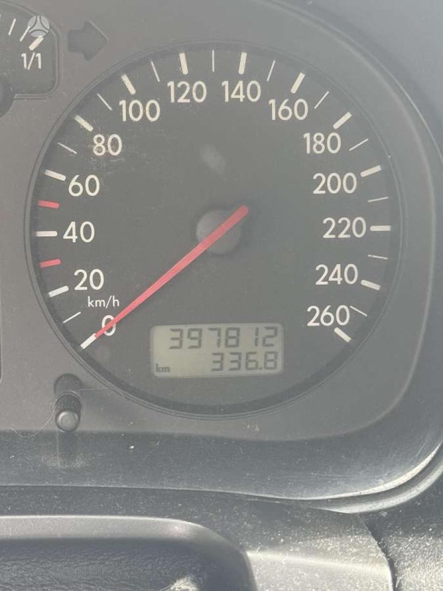 Grey Volkswagen Golf 2002 in Vilnius, with an engine capacity of 1.90 L and mileage of 398 thousand km for 950 €, photo 9 on AUTOMOTO.COM.LV
