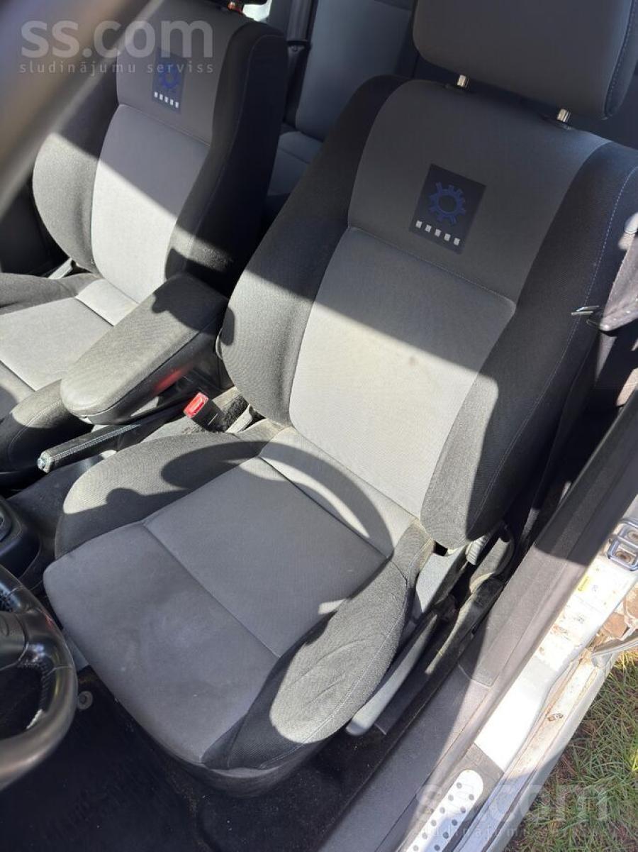 Pelēks Volkswagen Golf 2002 Rīga, ar dzinēja tilpumu 1.60 L un nobraukumu 322 tūkst. km par 700 €, foto 12 vietnē AUTOMOTO.COM.LV