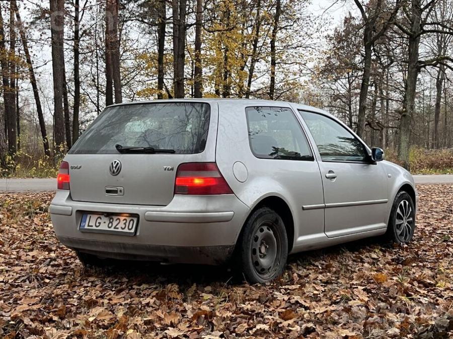 Pelēks Volkswagen Golf 2003 Jelgava, ar dzinēja tilpumu 1.90 L un nobraukumu 350 tūkst. km par 1200 €, foto 5 vietnē AUTOMOTO.COM.LV