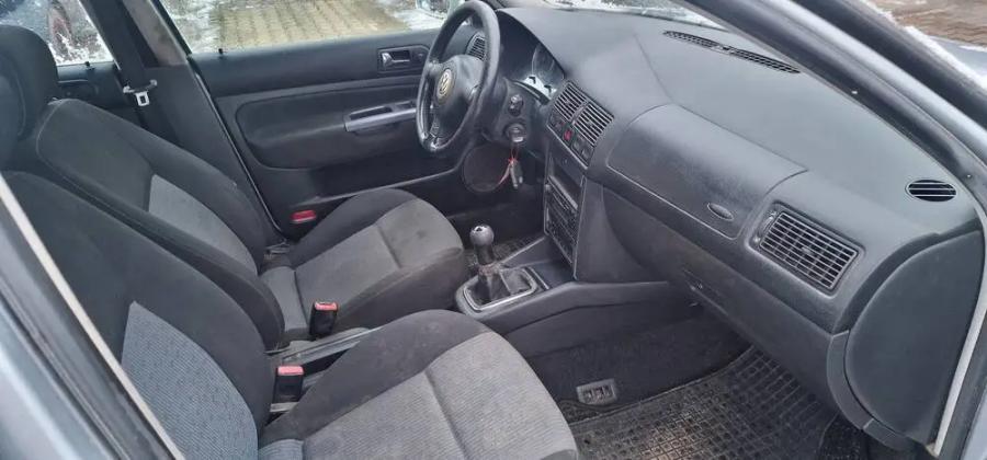 Grey Volkswagen Golf 2003 in Valmiera, with an engine capacity of 1.90 L and mileage of 377 thousand km for 1300 €, photo 10 on AUTOMOTO.COM.LV