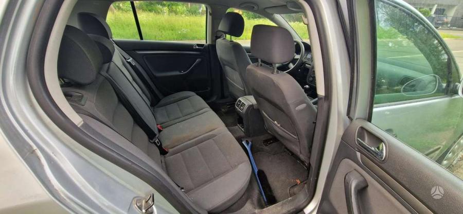 Pelēks Volkswagen Golf 2003 Kauņa, ar dzinēja tilpumu 1.60 L un nobraukumu 131 tūkst. km par 1000 €, foto 6 vietnē AUTOMOTO.COM.LV