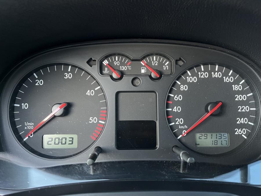 Pelēks Volkswagen Golf 2003 Saue, ar dzinēja tilpumu 1.90 L un nobraukumu 291 tūkst. km par 2200 €, foto 24 vietnē AUTOMOTO.COM.LV