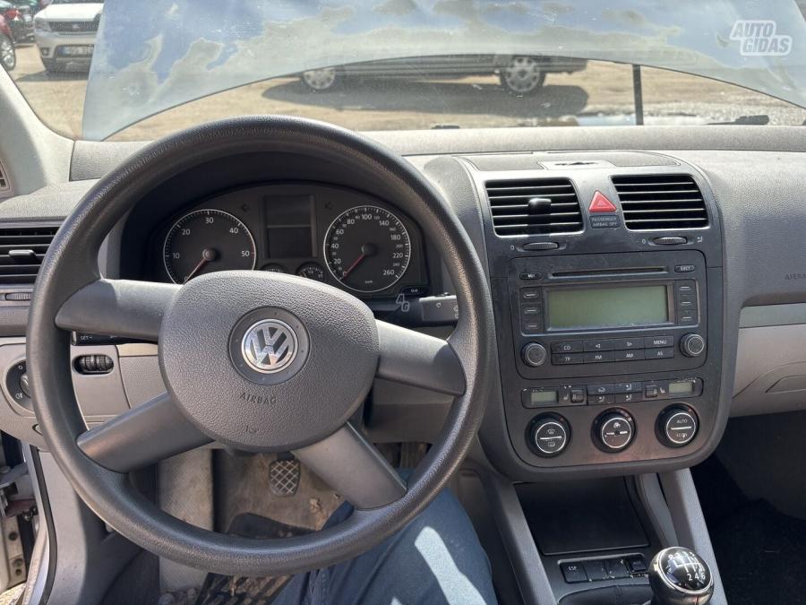 Grey Volkswagen Golf 2003 in Utena, with an engine capacity of 2.00 L and mileage of 370 thousand km for 550 €, photo 11 on AUTOMOTO.COM.LV
