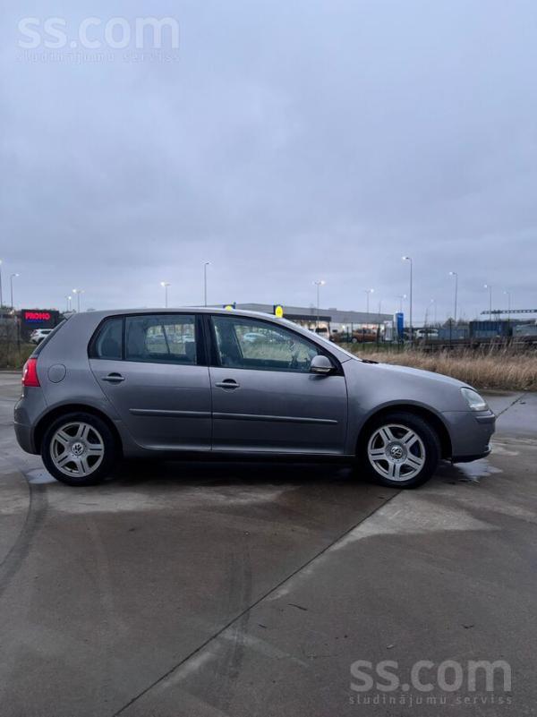 Pelēks Volkswagen Golf 2004 Liepāja, ar dzinēja tilpumu 1.90 L un nobraukumu 281 tūkst. km par 2300 €, foto 4 vietnē AUTOMOTO.COM.LV