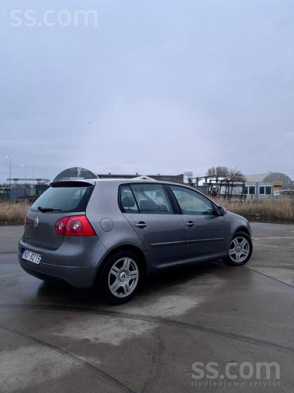 Pelēks Volkswagen Golf 2004 Liepāja, ar dzinēja tilpumu 1.90 L un nobraukumu 281 tūkst. km par 2300 €, foto 5 vietnē AUTOMOTO.COM.LV