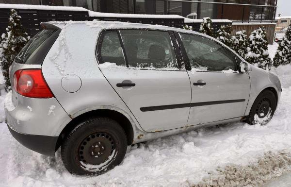 Pelēks Volkswagen Golf 2004 Viļņa, ar dzinēja tilpumu 1.90 L un nobraukumu 367 tūkst. km par 999 €, foto 3 vietnē AUTOMOTO.COM.LV