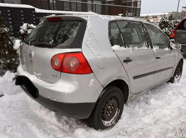 Pelēks Volkswagen Golf 2004 Viļņa, ar dzinēja tilpumu 1.90 L un nobraukumu 367 tūkst. km par 999 €, foto 6 vietnē AUTOMOTO.COM.LV