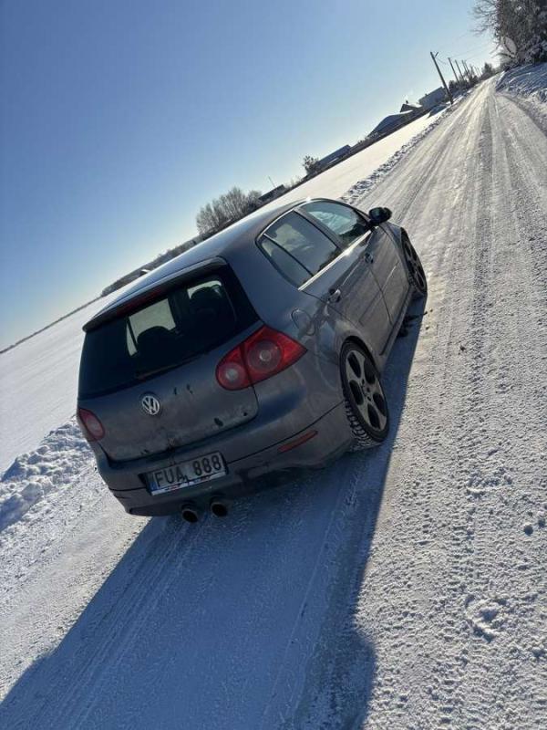 Grey Volkswagen Golf 2004 in Varena, with an engine capacity of 2.00 L and mileage of 484 thousand km for 3000 €, photo 3 on AUTOMOTO.COM.LV