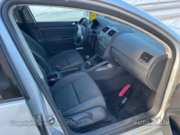 Pelēks Volkswagen Golf 2004 Tallina, ar dzinēja tilpumu 1.90 L un nobraukumu 270 tūkst. km par 1690 €, foto 6 vietnē AUTOMOTO.COM.LV