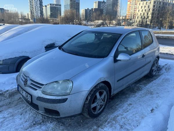 Pelēks Volkswagen Golf 2004 Viļņa, ar dzinēja tilpumu 1.60 L un nobraukumu 321 tūkst. km par 600 €, foto 1 vietnē AUTOMOTO.COM.LV