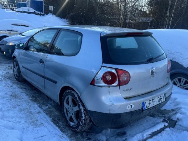 Pelēks Volkswagen Golf 2004 Viļņa, ar dzinēja tilpumu 1.60 L un nobraukumu 321 tūkst. km par 600 €, foto 3 vietnē AUTOMOTO.COM.LV