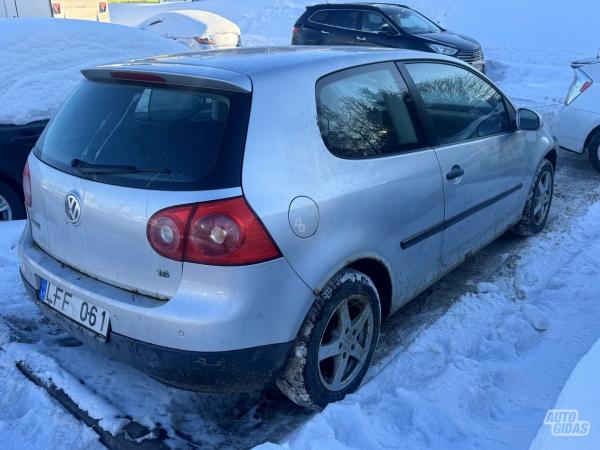 Pelēks Volkswagen Golf 2004 Viļņa, ar dzinēja tilpumu 1.60 L un nobraukumu 321 tūkst. km par 600 €, foto 4 vietnē AUTOMOTO.COM.LV