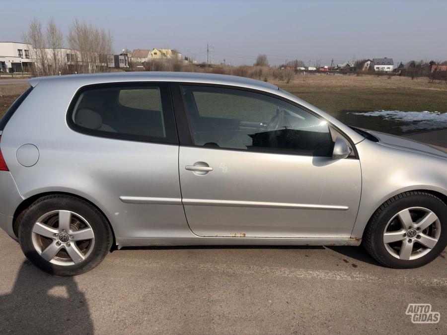 Pelēks Volkswagen Golf 2004 Kauņa, ar dzinēja tilpumu 1.90 L un nobraukumu 305 tūkst. km par 1400 €, foto 3 vietnē AUTOMOTO.COM.LV