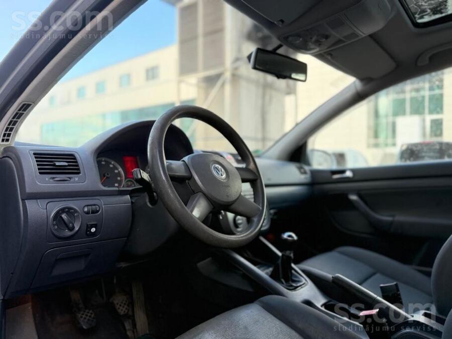 Grey Volkswagen Golf 2004 in Riga, with an engine capacity of 1.60 L and mileage of 0 thousand km for 2200 €, photo 5 on AUTOMOTO.COM.LV