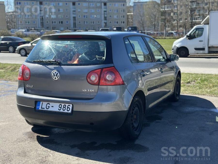 Pelēks Volkswagen Golf 2004 Rīga, ar dzinēja tilpumu 1.90 L un nobraukumu 428 tūkst. km par 1000 €, foto 5 vietnē AUTOMOTO.COM.LV