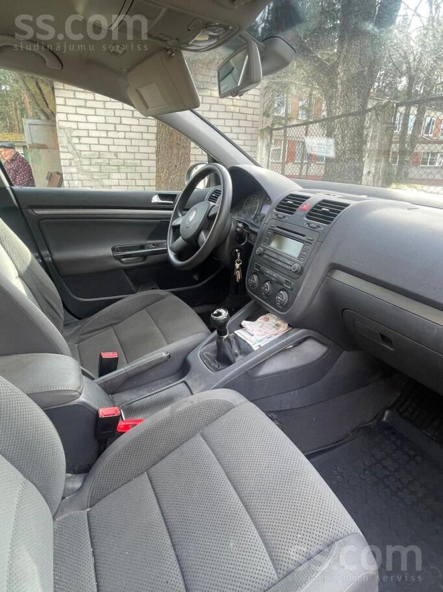 Grey Volkswagen Golf 2004 in Riga, with an engine capacity of 1.40 L and mileage of 236 thousand km for 1700 €, photo 9 on AUTOMOTO.COM.LV