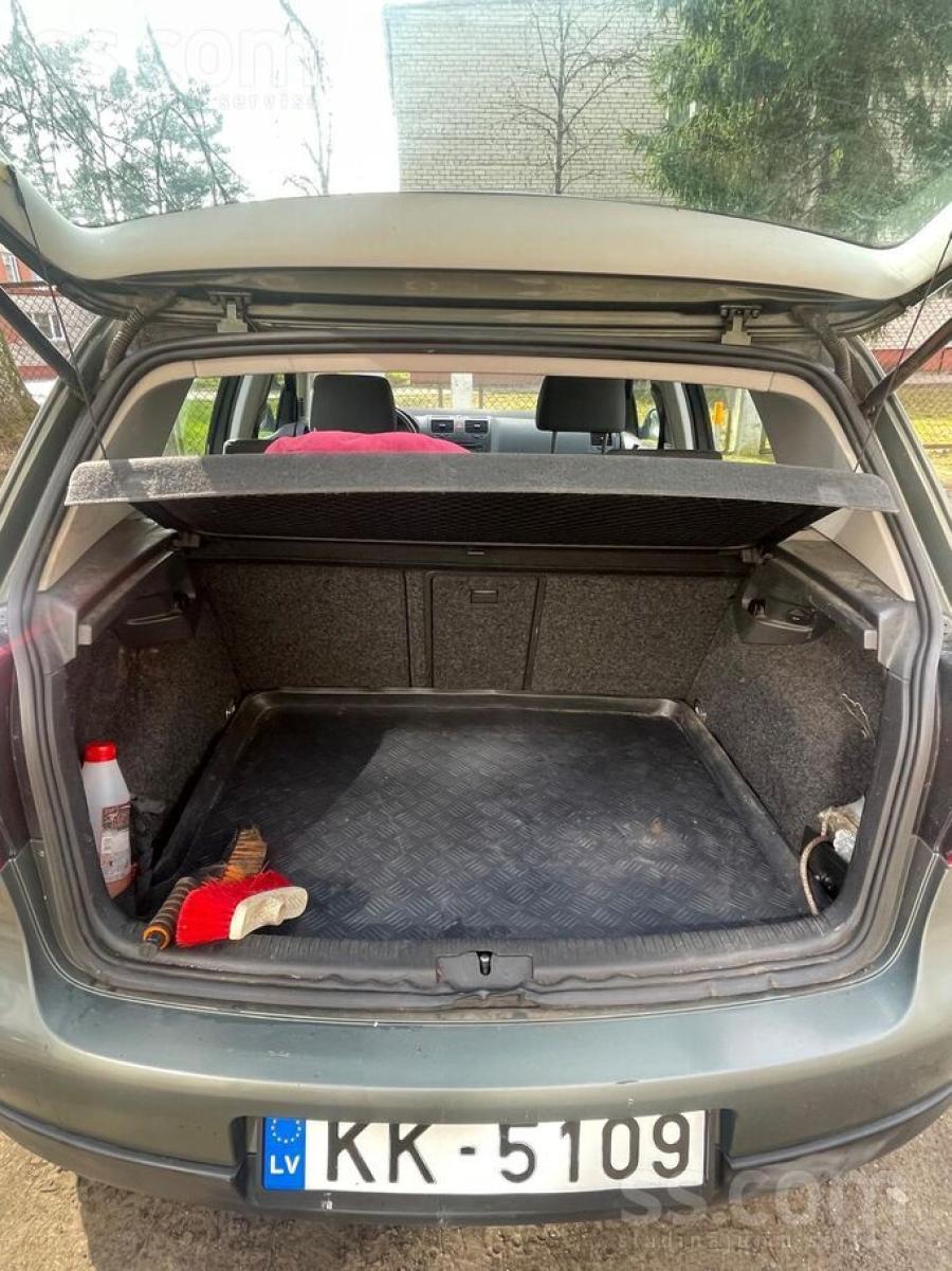 Grey Volkswagen Golf 2004 in Riga, with an engine capacity of 1.40 L and mileage of 236 thousand km for 1700 €, photo 15 on AUTOMOTO.COM.LV