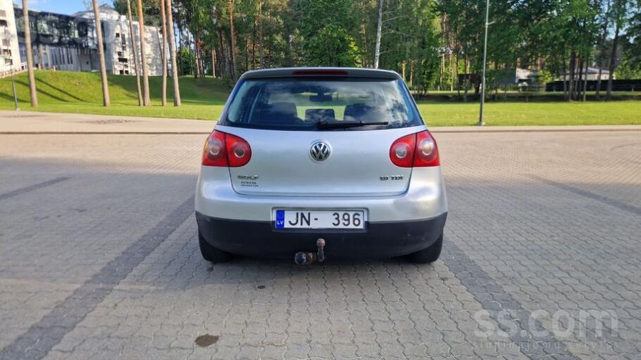 Pelēks Volkswagen Golf 2004 Rīga, ar dzinēja tilpumu 1.90 L un nobraukumu 375 tūkst. km par 1680 €, foto 5 vietnē AUTOMOTO.COM.LV