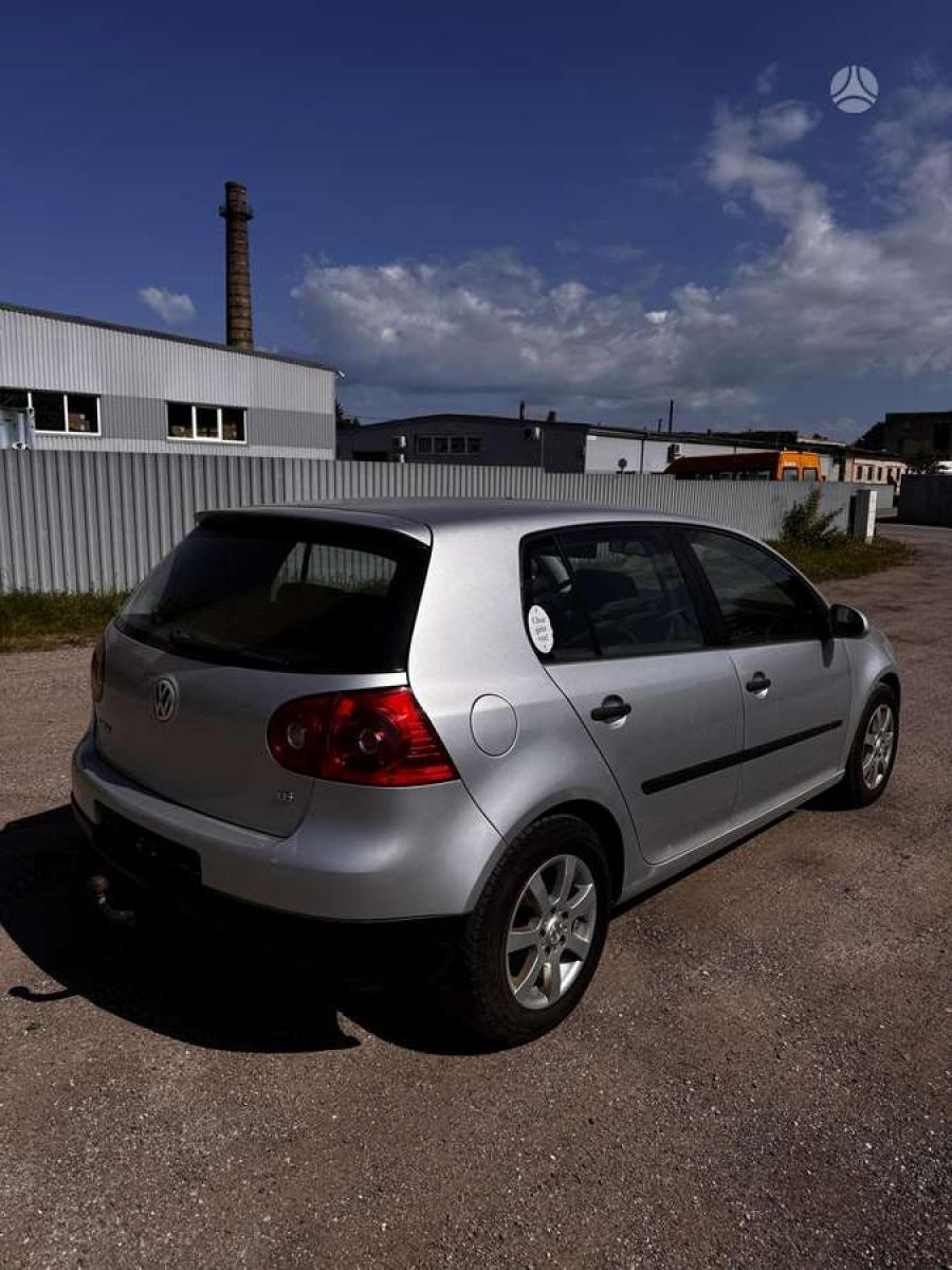 Pelēks Volkswagen Golf 2004 Vilkaviškis, ar dzinēja tilpumu 1.60 L un nobraukumu 174 tūkst. km par 1550 €, foto 5 vietnē AUTOMOTO.COM.LV
