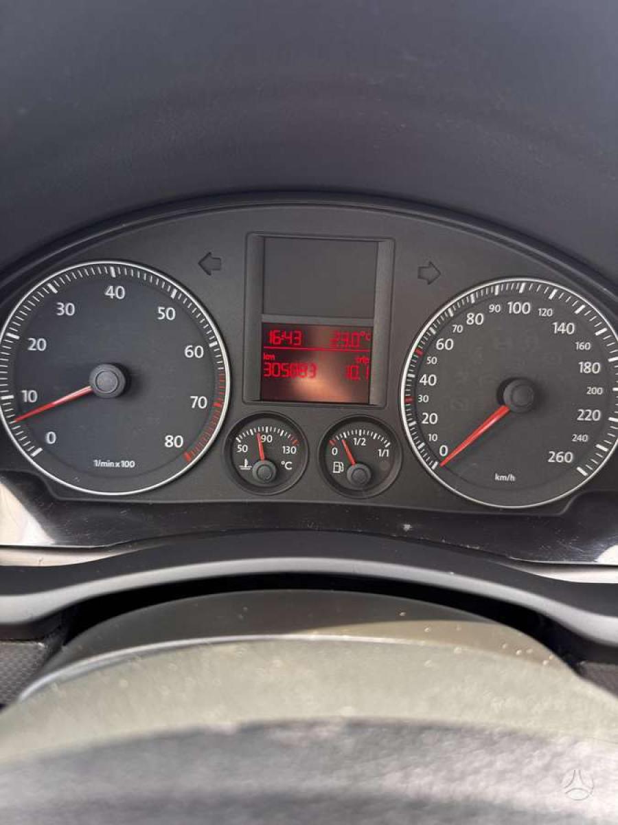 Pelēks Volkswagen Golf 2004 Vilkaviškis, ar dzinēja tilpumu 1.60 L un nobraukumu 174 tūkst. km par 1550 €, foto 31 vietnē AUTOMOTO.COM.LV