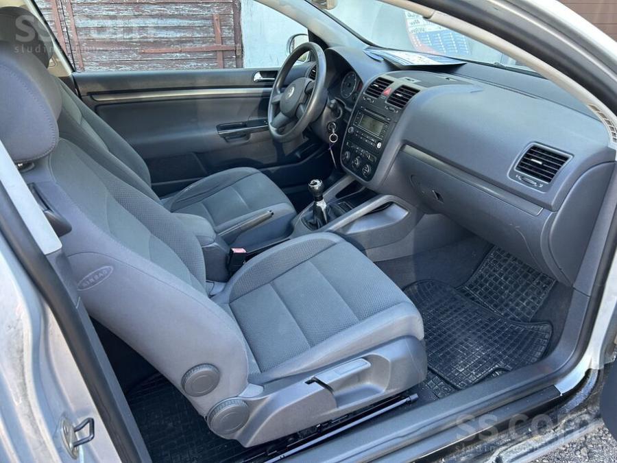 Grey Volkswagen Golf 2004 in Limbazi, with an engine capacity of 1.90 L and mileage of 301 thousand km for 850 €, photo 8 on AUTOMOTO.COM.LV