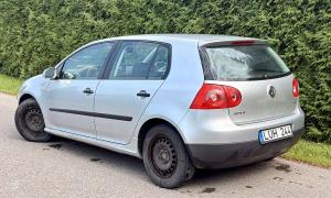 Pelēks Volkswagen Golf 2004 Viļņa, ar dzinēja tilpumu 1.90 L un nobraukumu 360 tūkst. km par 950 €, foto 4 vietnē AUTOMOTO.COM.LV