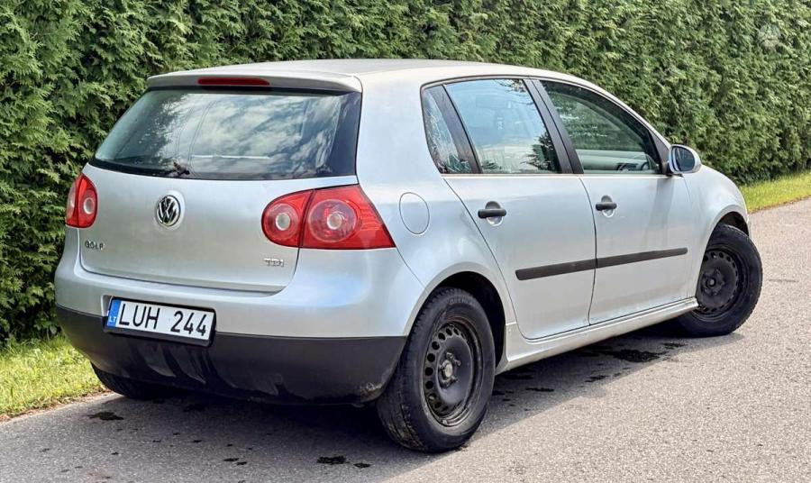 Pelēks Volkswagen Golf 2004 Viļņa, ar dzinēja tilpumu 1.90 L un nobraukumu 360 tūkst. km par 950 €, foto 5 vietnē AUTOMOTO.COM.LV