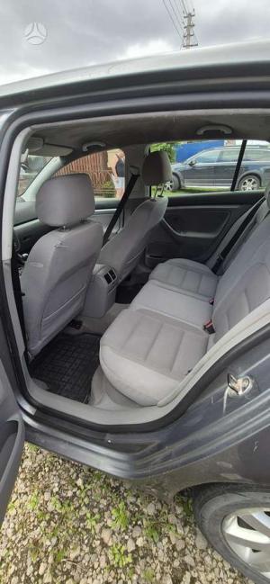 Pelēks Volkswagen Golf 2004 Panevēža, ar dzinēja tilpumu 1.98 L un nobraukumu 270 tūkst. km par 1200 €, foto 5 vietnē AUTOMOTO.COM.LV