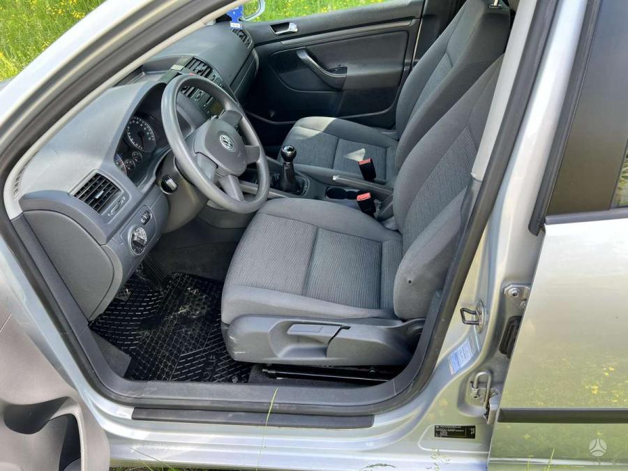 Pelēks Volkswagen Golf 2004 Marijampole, ar dzinēja tilpumu 1.40 L un nobraukumu 157 tūkst. km par 1400 €, foto 12 vietnē AUTOMOTO.COM.LV