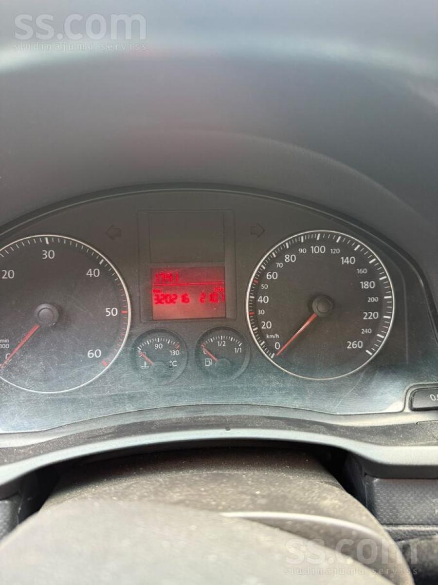 Pelēks Volkswagen Golf 2004 Rīga, ar dzinēja tilpumu 1.90 L un nobraukumu 320 tūkst. km par 1600 €, foto 4 vietnē AUTOMOTO.COM.LV
