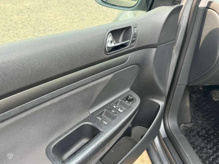 Grey Volkswagen Golf 2004 in Vilnius, with an engine capacity of 1.90 L and mileage of 310 thousand km for 650 €, photo 16 on AUTOMOTO.COM.LV