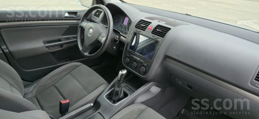 Grey Volkswagen Golf 2004 in Cesis, with an engine capacity of 2.00 L and mileage of 330 thousand km for 2050 €, photo 12 on AUTOMOTO.COM.LV