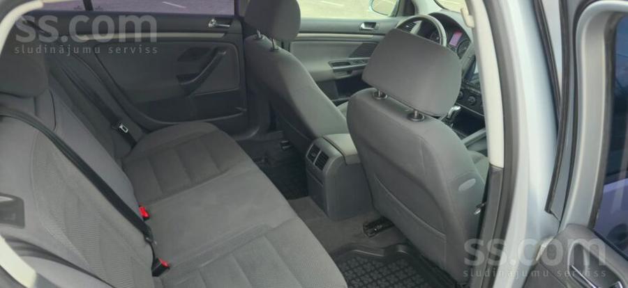Grey Volkswagen Golf 2004 in Cesis, with an engine capacity of 2.00 L and mileage of 330 thousand km for 2050 €, photo 16 on AUTOMOTO.COM.LV