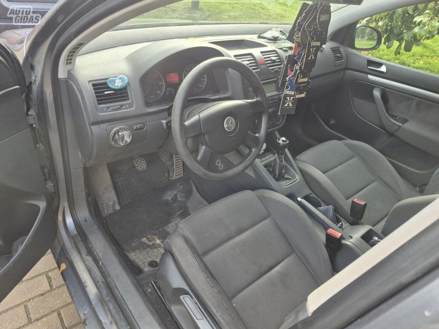 Pelēks Volkswagen Golf 2004 Vilkaviškis, ar dzinēja tilpumu 1.90 L un nobraukumu 350 tūkst. km par 920 €, foto 6 vietnē AUTOMOTO.COM.LV