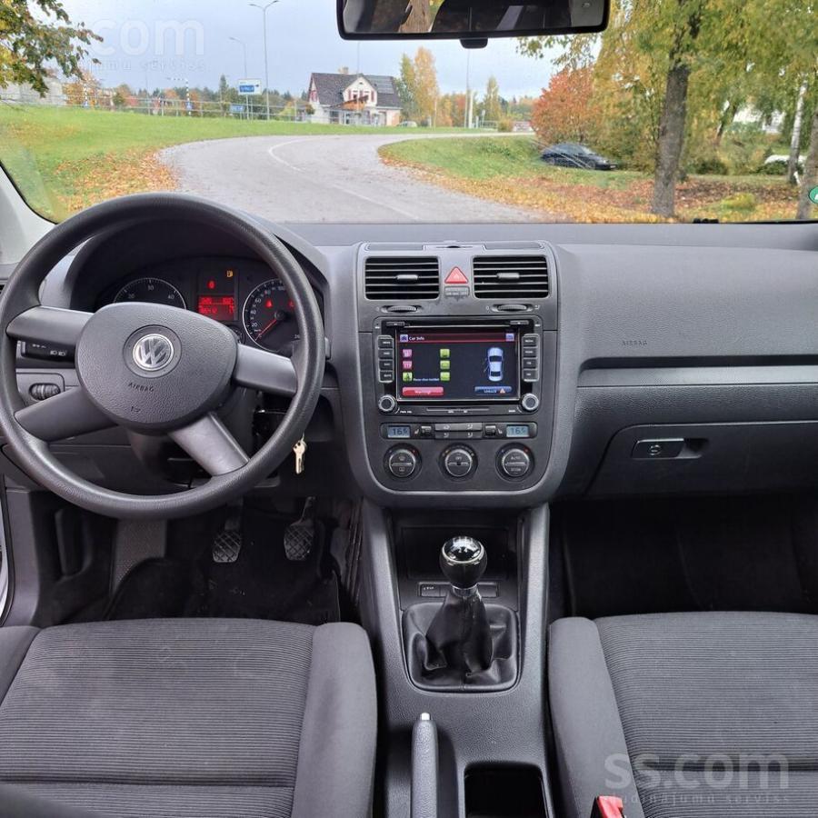 Grey Volkswagen Golf 2004 in Rezekne, with an engine capacity of 1.90 L and mileage of 0 thousand km for 2950 €, photo 8 on AUTOMOTO.COM.LV