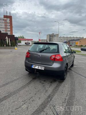 Grey Volkswagen Golf 2005 in Daugavpils, with an engine capacity of 1.60 L and mileage of 288 thousand km for 1450 €, photo 3 on AUTOMOTO.COM.LV