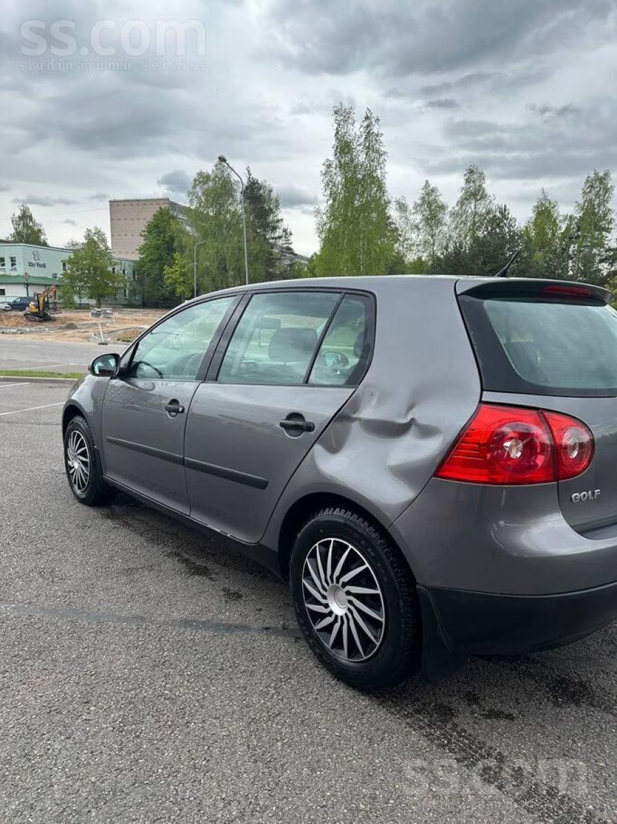 Grey Volkswagen Golf 2005 in Daugavpils, with an engine capacity of 1.60 L and mileage of 288 thousand km for 1450 €, photo 4 on AUTOMOTO.COM.LV