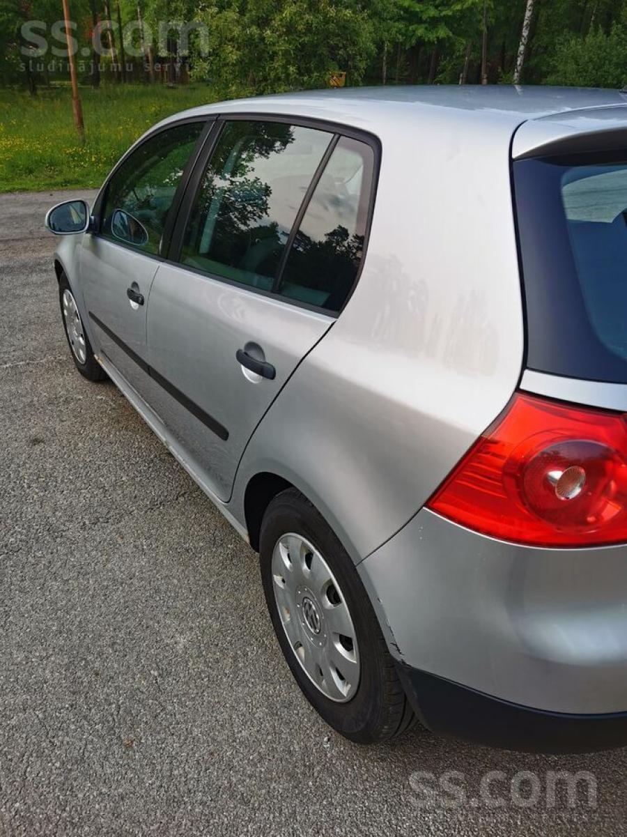 Pelēks Volkswagen Golf 2005 Jūrmala, ar dzinēja tilpumu 1.60 L un nobraukumu 301 tūkst. km par 1100 €, foto 1 vietnē AUTOMOTO.COM.LV
