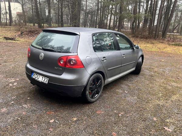 Pelēks Volkswagen Golf 2005 Kauņa, ar dzinēja tilpumu 1.97 L un nobraukumu 280 tūkst. km par 1050 €, foto 3 vietnē AUTOMOTO.COM.LV
