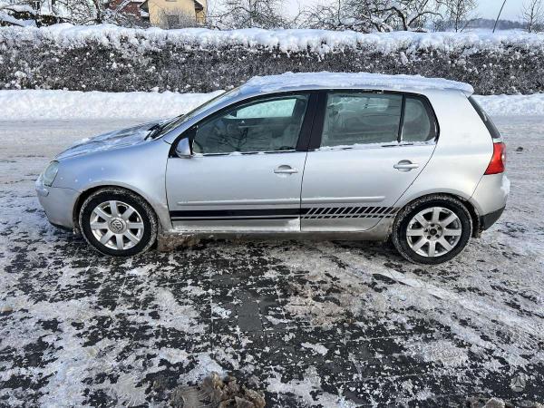 Pelēks Volkswagen Golf 2005 Telšiai, ar dzinēja tilpumu 1.97 L un nobraukumu 325 tūkst. km par 1700 €, foto 2 vietnē AUTOMOTO.COM.LV