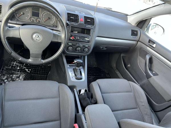 Pelēks Volkswagen Golf 2005 Telšiai, ar dzinēja tilpumu 1.97 L un nobraukumu 325 tūkst. km par 1700 €, foto 10 vietnē AUTOMOTO.COM.LV