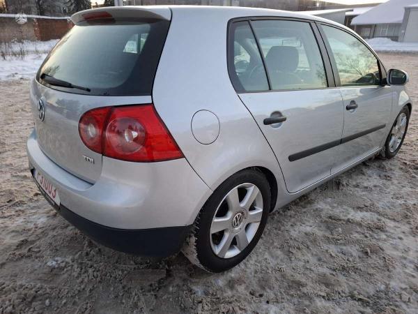 Pelēks Volkswagen Golf 2005 Alīta, ar dzinēja tilpumu 1.90 L un nobraukumu 179 tūkst. km par 2500 €, foto 3 vietnē AUTOMOTO.COM.LV