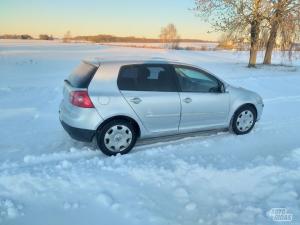 Pelēks Volkswagen Golf 2005 Viļņa, ar dzinēja tilpumu 1.90 L un nobraukumu 358 tūkst. km par 1000 €, foto 3 vietnē AUTOMOTO.COM.LV