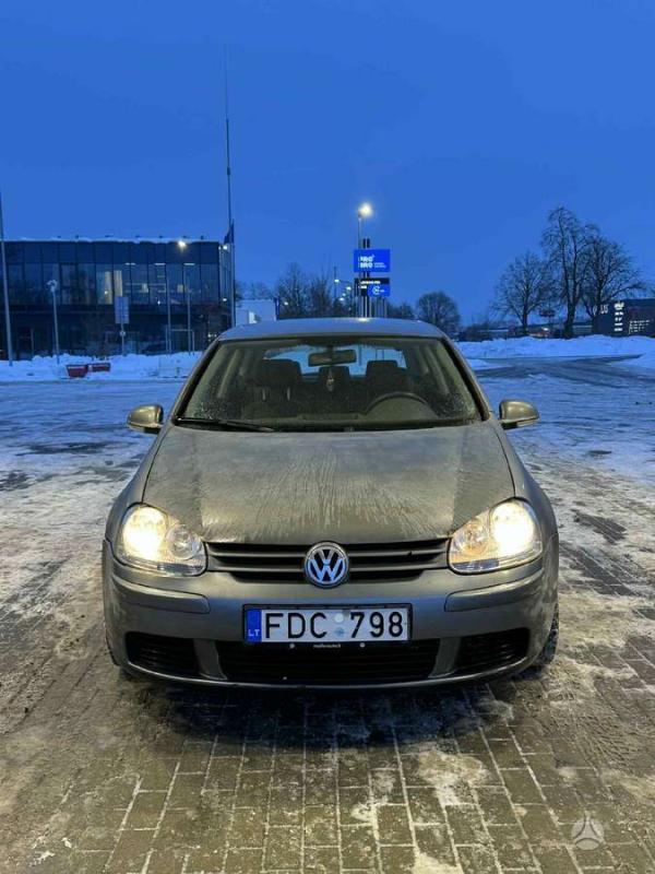 Pelēks Volkswagen Golf 2005 Panevēža, ar dzinēja tilpumu 1.90 L un nobraukumu 281 tūkst. km par 1100 €, foto 1 vietnē AUTOMOTO.COM.LV