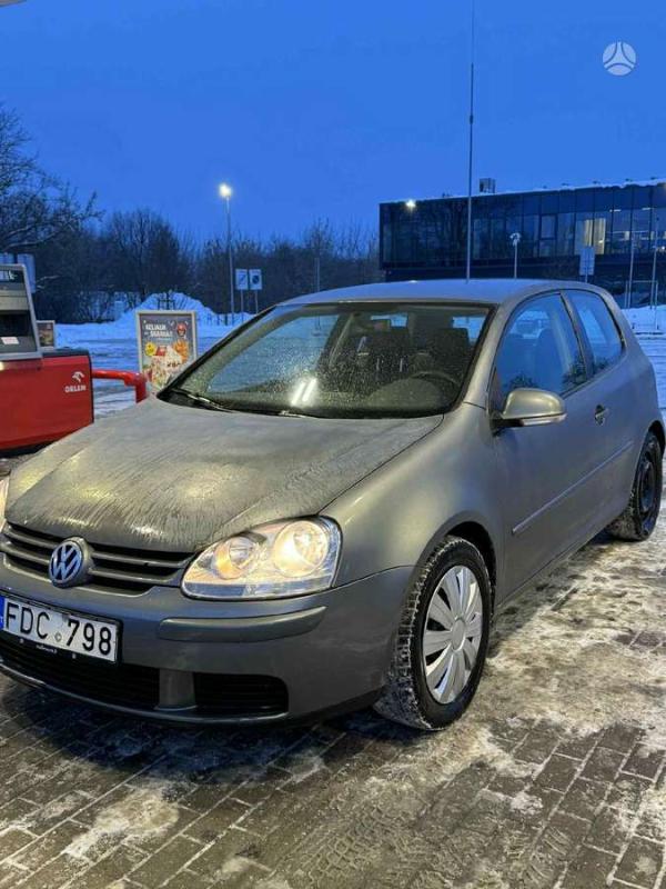 Pelēks Volkswagen Golf 2005 Panevēža, ar dzinēja tilpumu 1.90 L un nobraukumu 281 tūkst. km par 1100 €, foto 2 vietnē AUTOMOTO.COM.LV