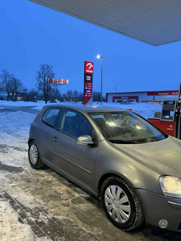 Pelēks Volkswagen Golf 2005 Panevēža, ar dzinēja tilpumu 1.90 L un nobraukumu 281 tūkst. km par 1100 €, foto 3 vietnē AUTOMOTO.COM.LV
