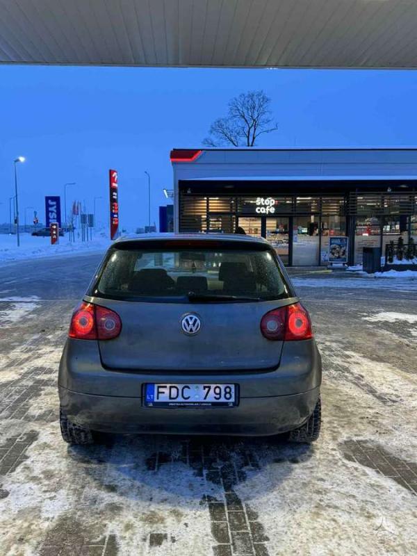 Pelēks Volkswagen Golf 2005 Panevēža, ar dzinēja tilpumu 1.90 L un nobraukumu 281 tūkst. km par 1100 €, foto 4 vietnē AUTOMOTO.COM.LV